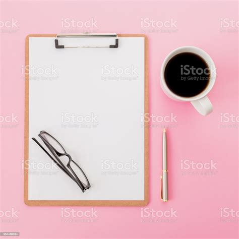 클립보드 펜 분홍색 바탕에 커피의 낯 짝으로 안경 블로거 개념입니다 평면 위치 최고 볼 수 있습니다 0명에 대한 스톡 사진 및