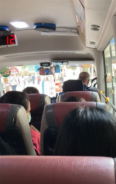 直擊｜小巴司機初一聽電話拜年 單手軑轉彎唔關車門嚇煞乘客 星島日報