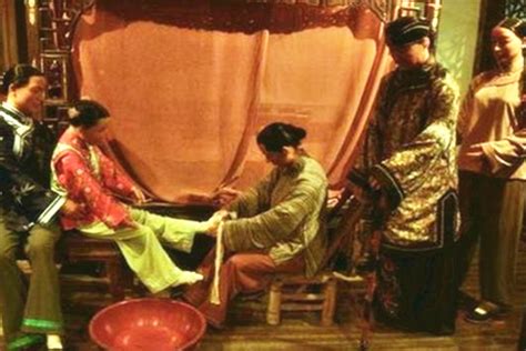 古代女子将脚看得比命重要要不然她们为何如此作践自己 凤凰网视频 凤凰网
