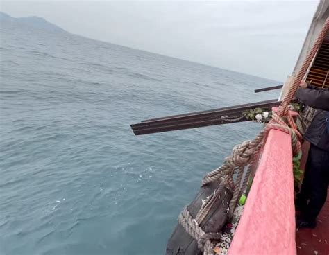 海上撒灰 綠色殯葬 今日出海 參與食環署既海上撒灰 船上都整潔乾淨 到左指定海峽後就會輪住比家屬 做簡單儀式 再撒灰 殯儀