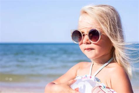 Дитяча Дівчина Купальнику Грається Піщаному Пляжі — Стокове фото © Surgay 563929902