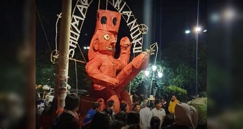 Alumnos De Colegio En Áncash Arman Una Antorcha Con Figura Del Huaco Erótico Y La Exhiben En Las