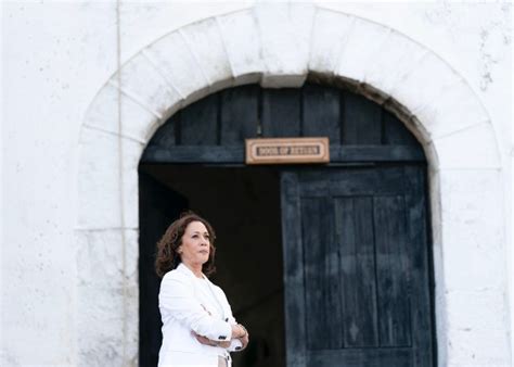 贺锦丽参观奴隶地牢遗址 铭记贩卖黑奴历史｜即时新闻｜国际｜oncc东网