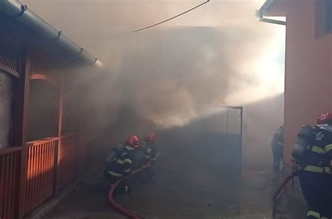 UPDATE FOTO INCENDIU într un cartier din Alba Iulia Focul a cuprins un