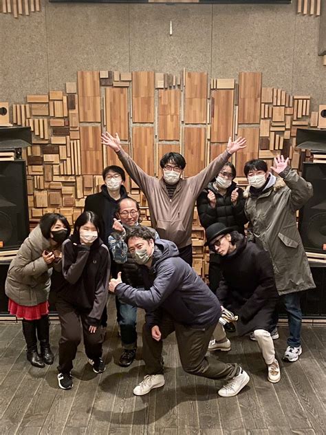 菊地成孔（「新音楽制作工房」代表） On Twitter はい集合写真。後列左から、、、、っつうか写真中央で万歳してるのが田島、その前で