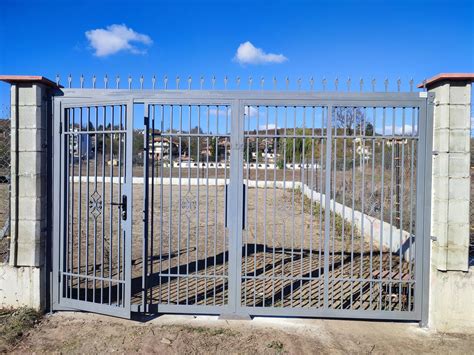 Метални врати за вилни и дворни места Врати дограма щори тенти Варна Изработка и мо