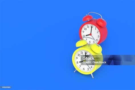 파란색 배경에 두 개의 빈티지 아날로그 알람 시계 모닝 컨셉 시간 엄수 카운트 다운 및 마감일 수면 시간 매일 정권 사업 계획