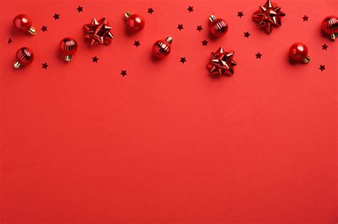 빨간색 배경에 빨간색 크리스마스 Baubles 장식의 프레임 테두리 평평한 평지 상단 보기 복사 공간 새해 인사말 카드 모형