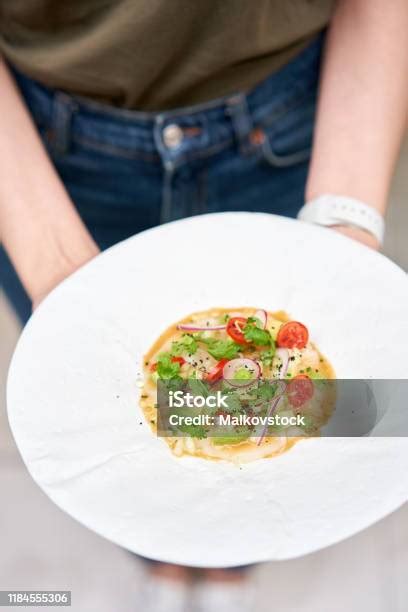 웨이터는 아보카도 체리 토마토 무 양파와 가리비에서 그의 손에 타르타르를 보유하고있다 생 해산물로 요리하는 레스토랑 가리비에 대한 스톡 사진 및 기타 이미지 Istock