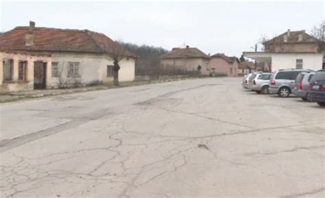 Жители на врачанското село Девене излязоха на протест заради разбит път