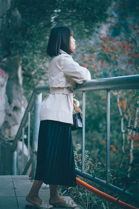 Download Teenage Short Haired Girl Wallpaper