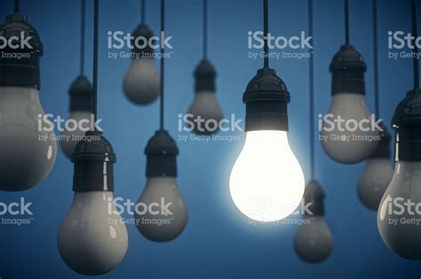 青色の背景に電球をぶら下げる。光る電球に焦点を当てた。 Istock Light Bulb Getty Images
