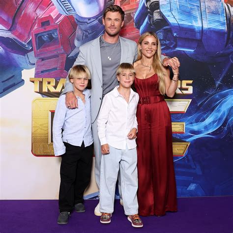 La Naturalidad De Los Mellizos De Elsa Pataky Y Chris Hemsworth Posando Con Sus Padres En Un Estreno