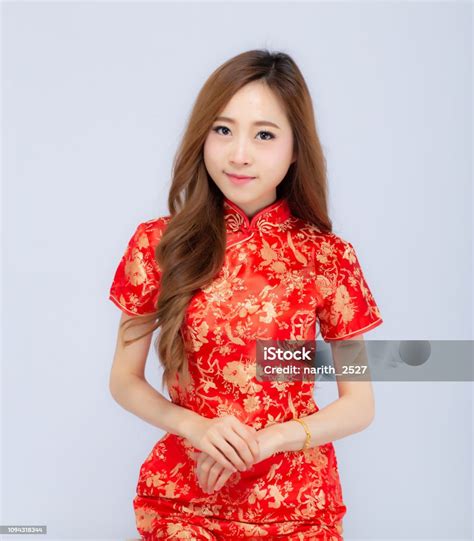 아름 다운 초상화 행복 한 중국 새 해 젊은 아시아 여자 착용 Cheongsam 제스처 축 하와 축제 흰색 배경에 고립 된