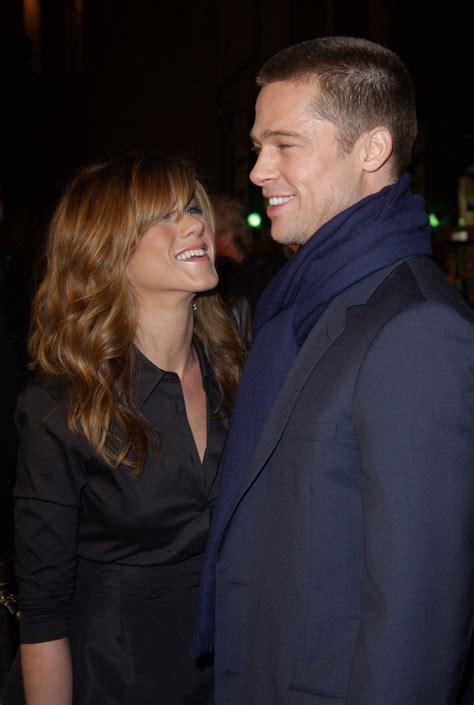 ჯენიფერ ენისტონისა და ბრედ პიტის ფოტოები სხვადასხვა დროის წითელი ხალიჩებიდან Vogue ტაბულა