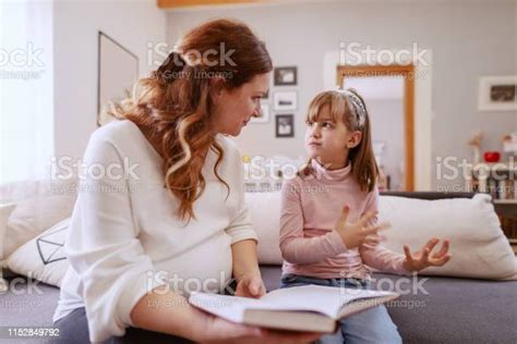 아름 다운 행복 한 임신 어머니는 그녀의 사랑 스러운 딸 동화를 읽고 거실 인테리어입니다 가정 생활에 대한 스톡 사진 및 기타