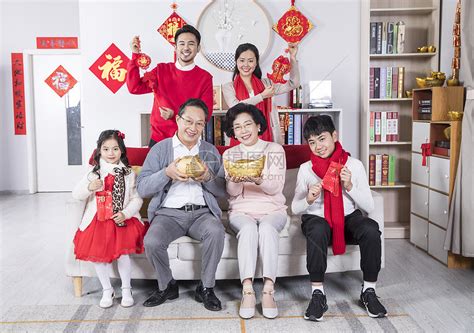 新年一家人拜年高清图片下载 正版图片501142849 摄图网