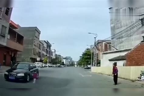 车来车往的道路上，家长一定要看好孩子，别等出了事再后悔