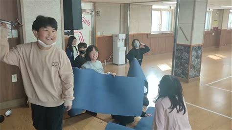 4학년1반체육시간 블루카펫요가매트 걷기 남수원초등학교 Youtube