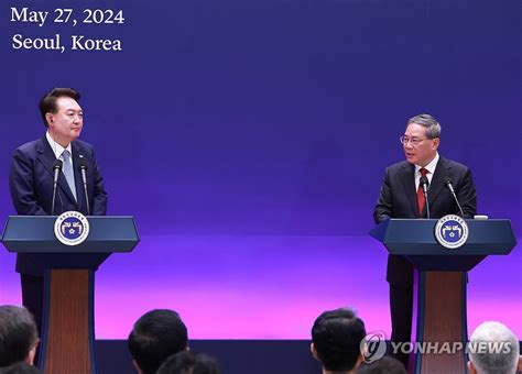 리창 중국 총리 발언 듣는 윤석열 대통령 연합뉴스