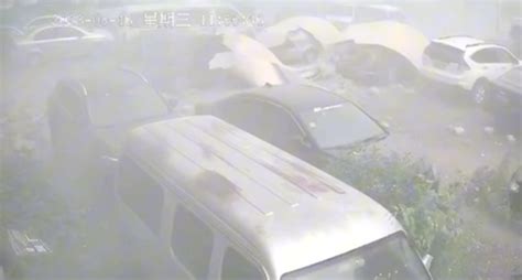一声巨响像地震辽宁一居民楼大面积外墙脱落砸坏7辆车