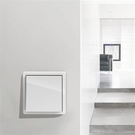 F100 | Pure white glossy | Architonic