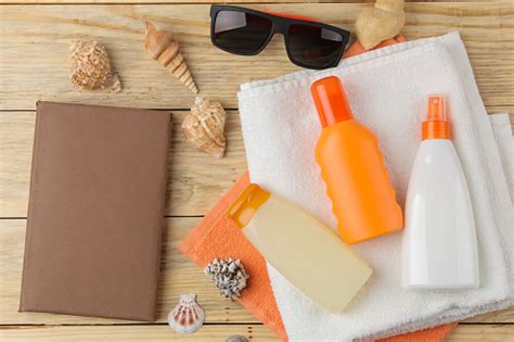 선스크린 다양한 자외선 차단제와 해변 천연 나무 배경에 여름 액세서리 여름 휴가 자외선 차단 평면도 0명에 대한 스톡 사진 및 기타 이미지 Istock