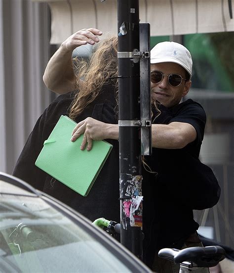 对戏？拉米·马雷克和女友艾玛·科林漫步伦敦街头 绝地黑号网