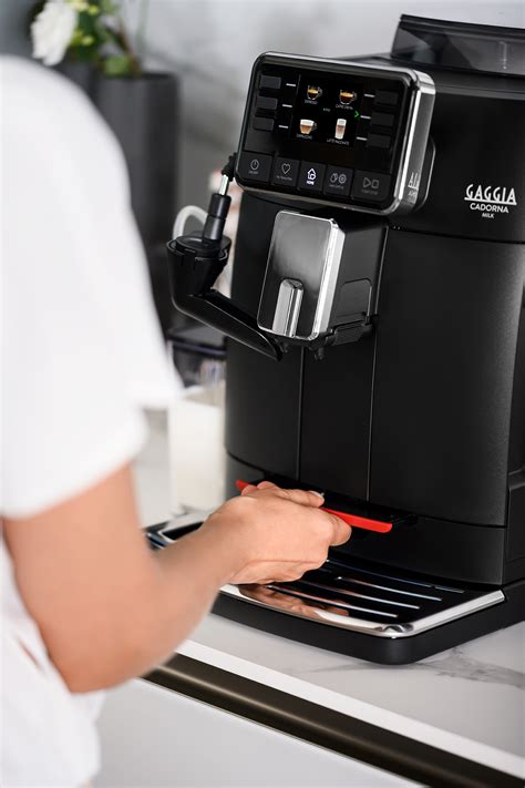 Gaggia Cadorna Milk aparat za kavo črn eSvet