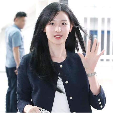 러블리한 미소의 여왕 김지원 공항패션 트위드 자켓 And 가방 디올 레이디백 미듐 디라이트 가격은 네이버 블로그