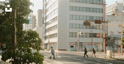 도시 거리에서 스케이트보드를 타고 있는 사람 사진 Unsplash의 무료 거리 사진 이미지