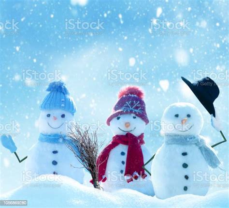 기쁜 성 탄과 행복 한 새 해 인사 카드 복사 공간 서 많은 눈사람 겨울 크리스마스 풍경 겨울 배경 눈사람에 대한 스톡 사진 및 기타 이미지 Istock