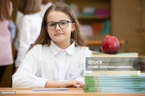 책상에서 안경을 쓴 여학생 책과 사과를 들고 교실에 있는 소녀 중등 학교 다시 학교로 10 11세에 대한 스톡 사진 및 기타 이미지 Istock