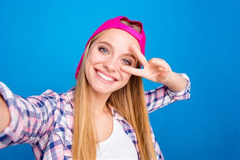 평화 모자와 셔츠 카메라 쾌활 하 고 행복에 Selfie을 만드는 젊은 여자 와 캐주얼 파란색 배경에 고립에 펑키 분위기 여름
