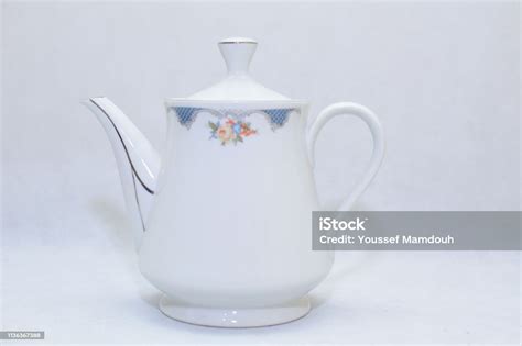 흰색 배경에 고립 된 우아하고 전통적인 뜨거운 음료 컵의 모의 업 디자인 세트 0명에 대한 스톡 사진 및 기타 이미지 0명