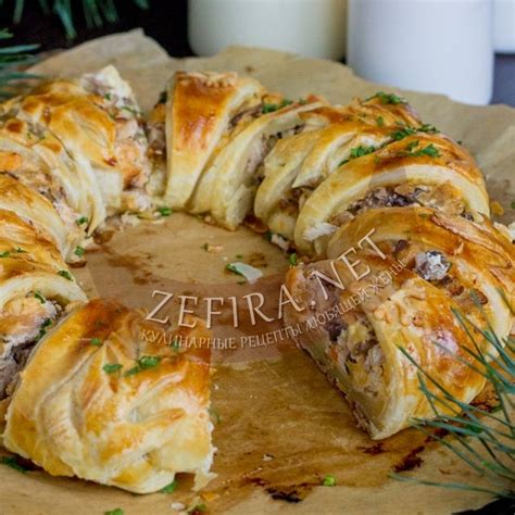 Пирог из слоеного теста с курицей и грибами «Рождественский венок