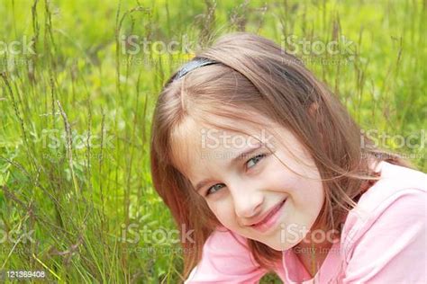 미소 여자아이 인물 사진 8 9 살에 대한 스톡 사진 및 기타 이미지 8 9 살 나이 녹색 Istock