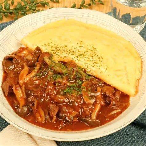 ふわふわ卵で豪華なオムハヤシ！赤ワインを使用した大人な味 ルーからの贅沢レシピ