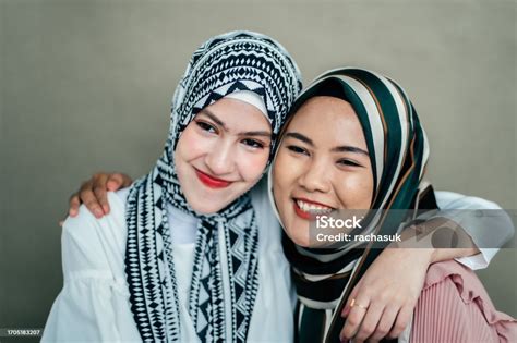 ヒジャーブを身に着けた2人の若いイスラム教徒の女性 2人のストックフォトや画像を多数ご用意 2人 4k解像度 Z世代 Istock