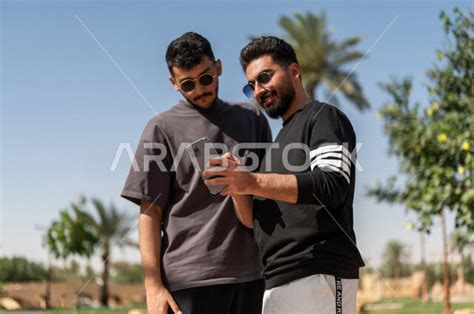 صورة مقربة لشابان عربيان خليجيان سعوديان يرتديان النظارات الشمسية
