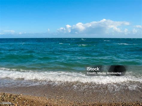더운 화창한 날에 거품이 있는 아름 다운 바다 파도 여름 방학 컨셉 아무도 여기에 없다 0명에 대한 스톡 사진 및 기타 이미지 0명 경관 관광 Istock