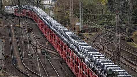 Aktivisten Ketten Sich An Gleise Und Stoppen Autozug In Bremen Buten Un Binnen