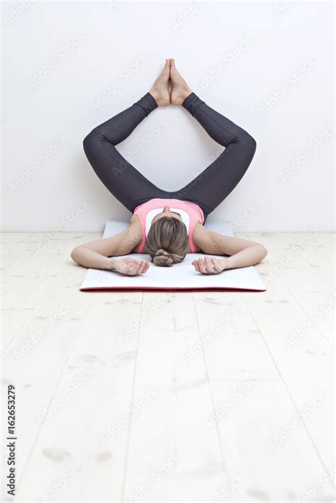 Woman In Yin Yoga Butterfly Pose Legs Up The Wall Stock Foto Adobe Stock
