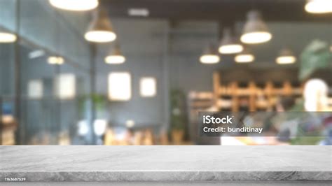 빈 흰색 대리석 돌 테이블 상단과 흐린 보케 카페와 빈티지 필터와 내부 배경을 복원 디스플레이 또는 몽타주에 사용할 수 있습니다 제품을 몽타주 0명에 대한 스톡 사진 및