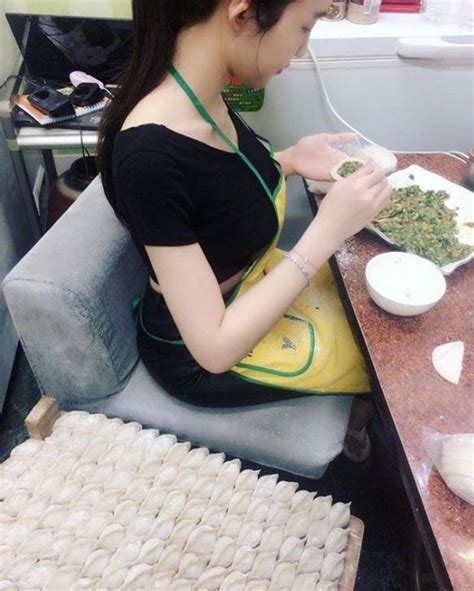 賣水餃的女孩太漂亮，男性顧客一次就買上萬個，網友擔心他怎樣吃 每日頭條