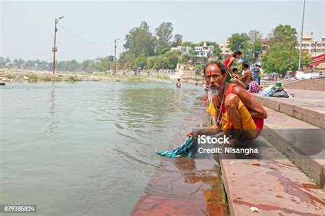 Sadhu 인도에서 갠지스 강에 그의 옷을 세척 강에 대한 스톡 사진 및 기타 이미지 강 갠지스 강 물 Istock