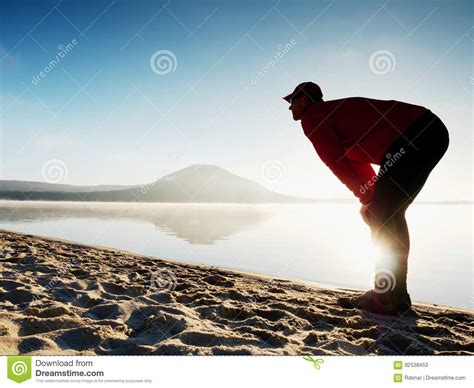 Homem Que Exercita Na Praia Silhueta Do Homem Ativo Que Exercita E Que