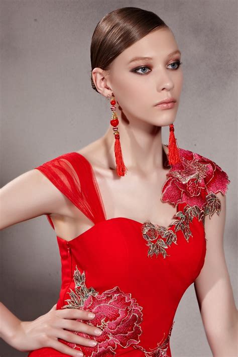 Robe soirée rouge en mousseline brodé longue sol JMRouge fr