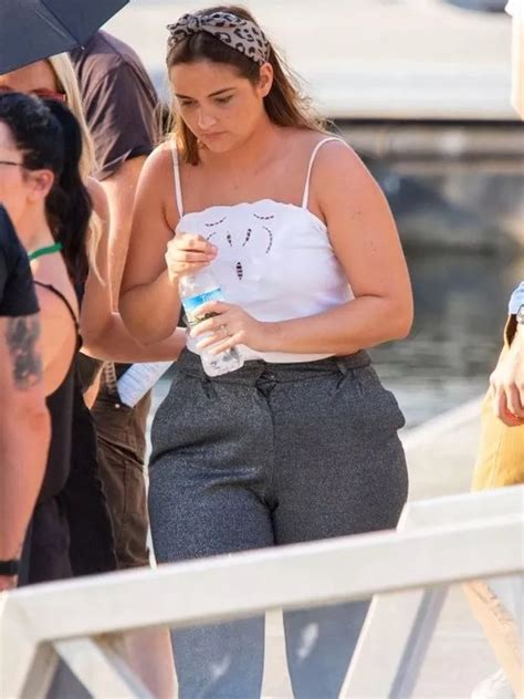 I M A Celeb S Jacqueline Jossa Showcases Weight Loss As She Slips Into A Mini Skirt Daily Star