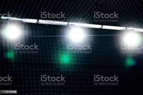 레코딩 스튜디오에서 세 개의 램프를 밝힙합니다 그들은 음악과 보컬을 기록 방 의 상단에 스포트 라이트 가수와 뮤지션을위한 녹음 실에서 램프 0명에 대한 스톡 사진 및 기타
